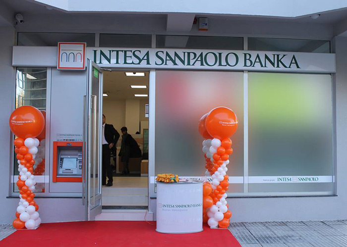 Intesa Sanpaolo preuzima First Bank u Rumuniji - Biznis Info