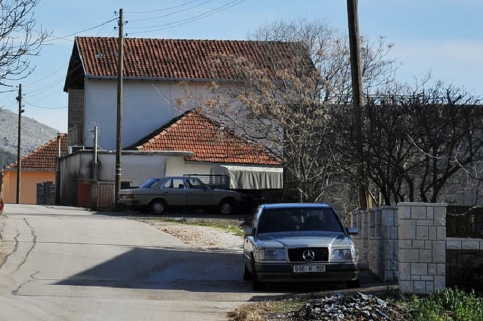 Selo u BiH poznato po velikom broju Mercedesa i dobrom krompiru ...