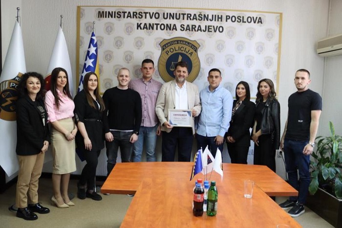 Deset mladih ljudi dobilo priliku da radi u MUP-u KS - Biznis Info