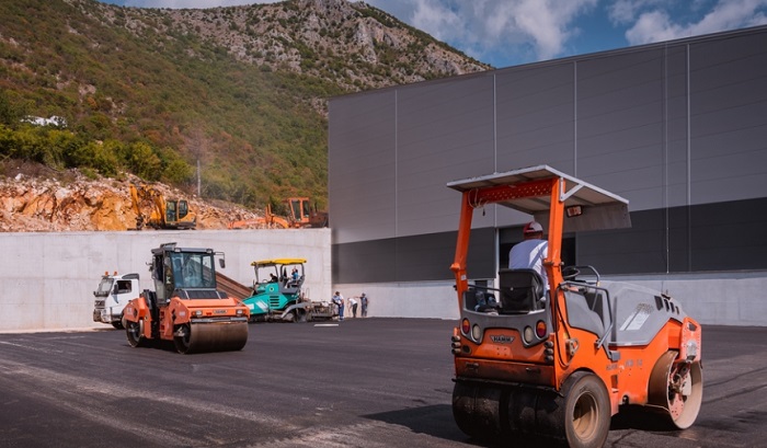 Asfaltira se plato ispred jedne od najmodernijih novih tvornica u BiH ...